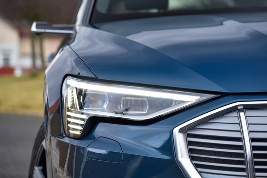 Etron Bilder – Durchsuchen 297 Archivfotos, Vektorgrafiken und Videos ...