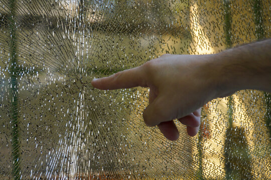 Fingerloch Bilder – Durchsuchen 26,194 Archivfotos, Vektorgrafiken und ...