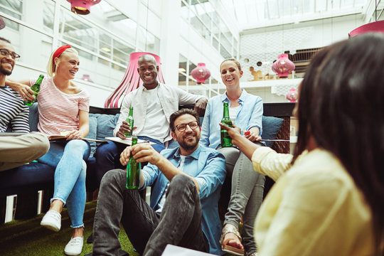 Afterwork Bilder – Durchsuchen 149,790 Archivfotos, Vektorgrafiken und ...