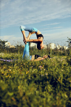 "Acro Yoga" Immagini - Sfoglia 1,446 foto, vettoriali e video Stock ...
