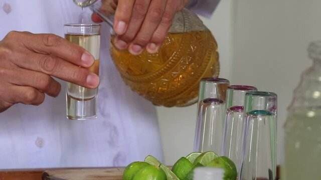 Shot-Glass Bilder – Durchsuchen 174 Archivfotos, Vektorgrafiken und ...