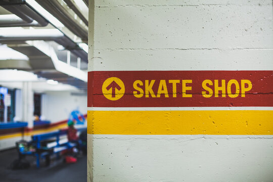 Afbeeldingen over "Skate Shop" – Blader in stockfoto's, vectoren en ...