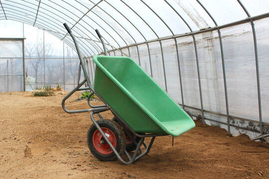 Handbarrow bilder – Bläddra bland 517 stockfoton, vektorer och videor ...