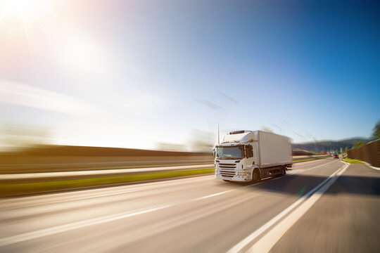 Lastbil – foton, royaltyfria bilder, grafik, vektorer och videor ...