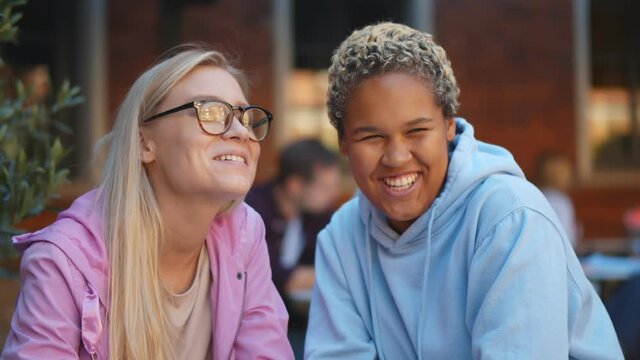 Gossip Bilder – Durchsuchen 257,140 Archivfotos, Vektorgrafiken und ...