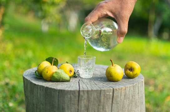 Birnenschnaps Bilder – Durchsuchen 1,954 Archivfotos, Vektorgrafiken ...