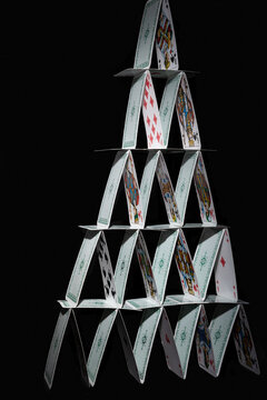 Kartenhaus bilder – Bläddra bland 140 stockfoton, vektorer och videor ...