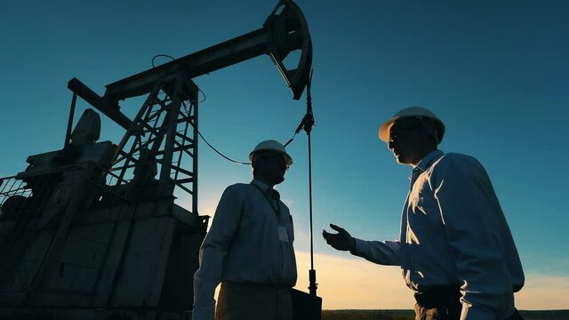 Oilmen Bilder – Durchsuchen 106 Archivfotos, Vektorgrafiken und Videos ...