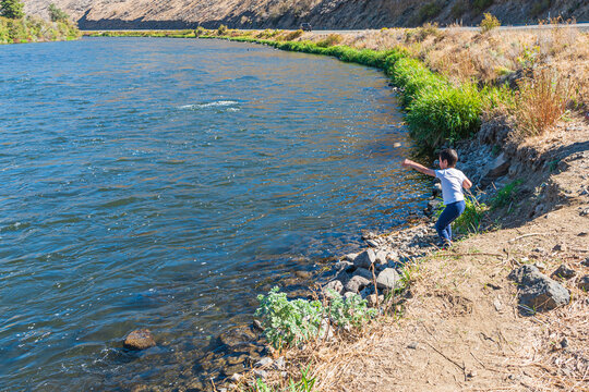 "Throwing Rocks"-Bilder: Stock-Fotos & -Videos. | Adobe Stock