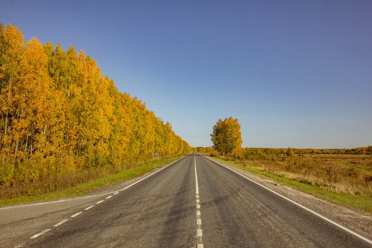 Single-Carriageway Képek – Böngésszen 750 stockfotókat, vektorokat és ...