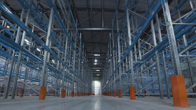 Empty Warehouse Shelves Imagens – Procure 7,819 fotos, vetores e vídeos ...