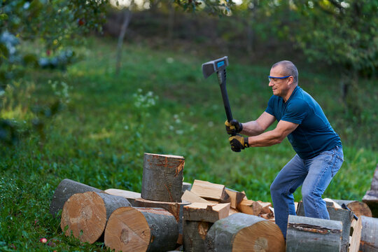 Holzhacken Bilder – Durchsuchen 221,335 Archivfotos, Vektorgrafiken und ...