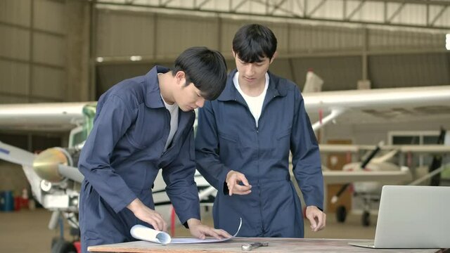"Aircraft Maintenance Engineer" Images – Browse 204 Stock Photos ...