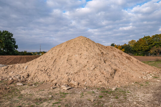 Erdhaufen bilder – Bläddra bland 975 stockfoton, vektorer och videor ...