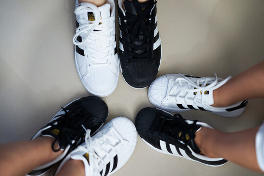 รูปภาพAdidas – เลือกดูภาพถ่ายสต็อก เวกเตอร์ และวิดีโอ7,400 | Adobe Stock