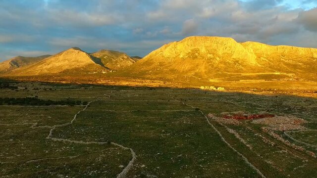 「Austere」の写真素材 | 5,526件の無料イラスト画像 | Adobe Stock