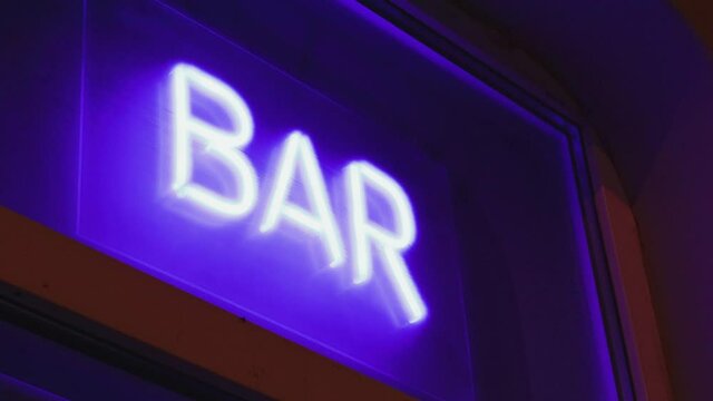 "Beer Sign" vídeos de archivo: 5 clips de vídeo HD y 4K | Adobe Stock