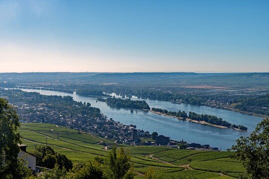 Rheingau-Taunus-Kreis bilder – Bläddra bland 2,351 stockfoton, vektorer ...