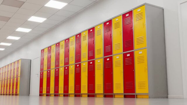 Obrázky Hallway With Lockers – procházejte fotografie, vektory a videa ...