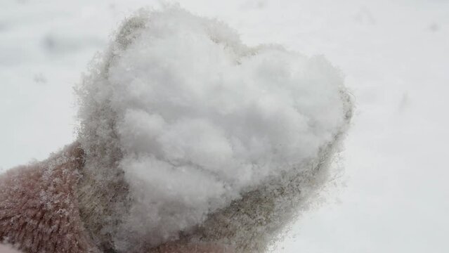 "Snowy Heart"-Bilder: Stock-Fotos & -Videos. | Adobe Stock