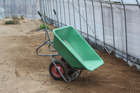 Handbarrow bilder – Bläddra bland 517 stockfoton, vektorer och videor ...