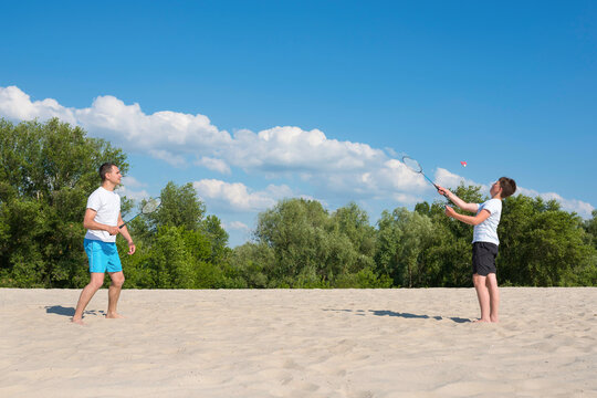 Family Playing Badminton Images – Browse 1,470 Stock Photos, Vectors ...