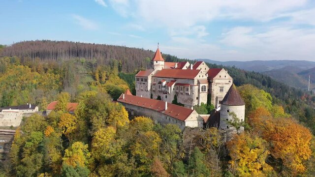 Pernstein Bilder – Durchsuchen 100 Archivfotos, Vektorgrafiken und ...