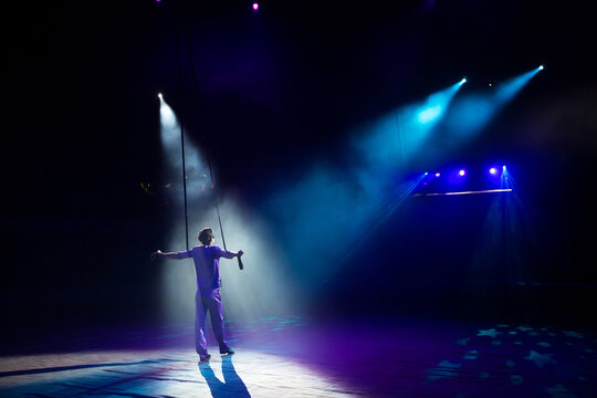 Performer Images – Browse 501,773 Stock Photos, Vectors, and Video ...