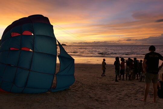 รูปภาพBeachgoers – เลือกดูภาพถ่ายสต็อก เวกเตอร์ และวิดีโอ2,689 | Adobe ...