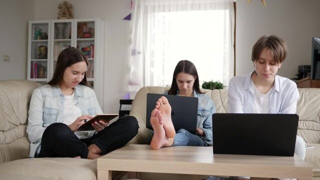 "Use Laptop" - Images et vidéos libres de droits | Adobe Stock