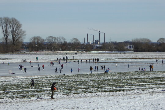 รูปภาพSchlittern – เลือกดูภาพถ่ายสต็อก เวกเตอร์ และวิดีโอ164 | Adobe Stock