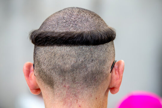 Afbeeldingen over Tonsure – Blader in stockfoto's, vectoren en video's ...