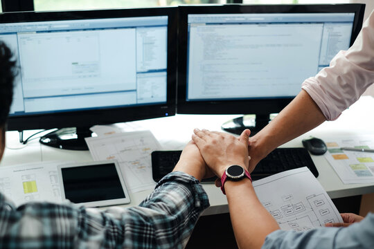 Software Company Hand Shake Images – Browse 765 Stock Photos, Vectors ...