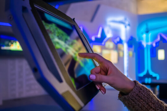 Kiosk 이미지 – 찾아보기 363,795 스톡 사진, 벡터 및 비디오 | Adobe Stock