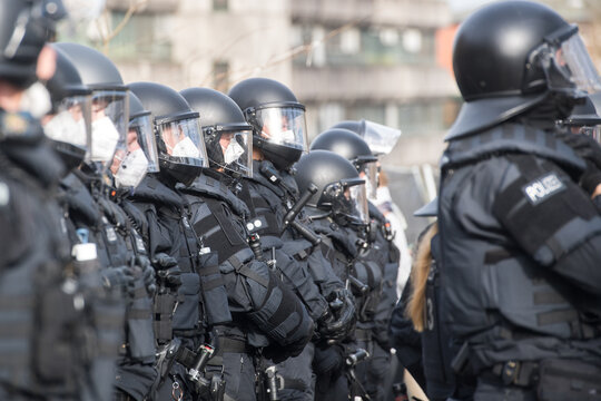 Landespolizei bilder – Bläddra bland 148 stockfoton, vektorer och ...