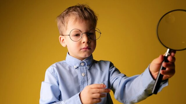 Child Magnifying Glass Images – Browse 27,698 Stock Photos, Vectors ...