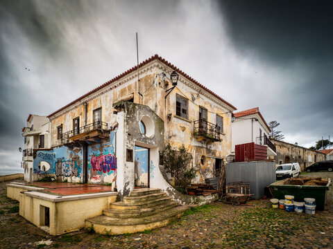 รูปภาพRun-Down – เลือกดูภาพถ่ายสต็อก เวกเตอร์ และวิดีโอ45,839 | Adobe Stock