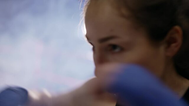 "Boxing Woman" Billeder – Gennemse 182 stockfotos, vektorer og videoer ...