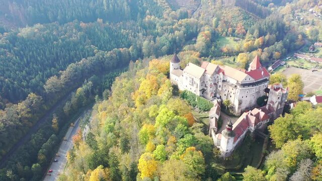 Pernstein Bilder – Durchsuchen 100 Archivfotos, Vektorgrafiken und ...