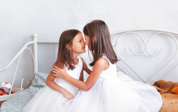 Sisters Kissing Bilder Stock Fotos And Videos Adobe Stock