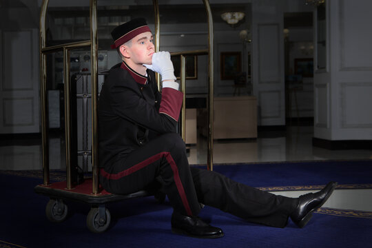 Hotelportier Bilder – Durchsuchen 5,517 Archivfotos, Vektorgrafiken und ...