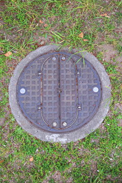 Abwasserdeckel Bilder – Durchsuchen 1,171 Archivfotos, Vektorgrafiken ...