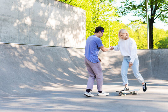 Skateboard Lesson Bilder – Durchsuchen 876 Archivfotos, Vektorgrafiken ...