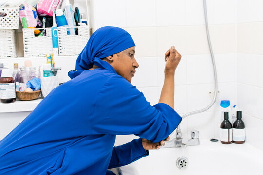 Hijab Muslim Cleaning Images – Browse 17 Stock Photos, Vectors, and ...