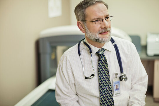 「Doctor Standing Candid」の画像 - 1,710 件の Stock 写真、ベクターおよびビデオ | Adobe Stock