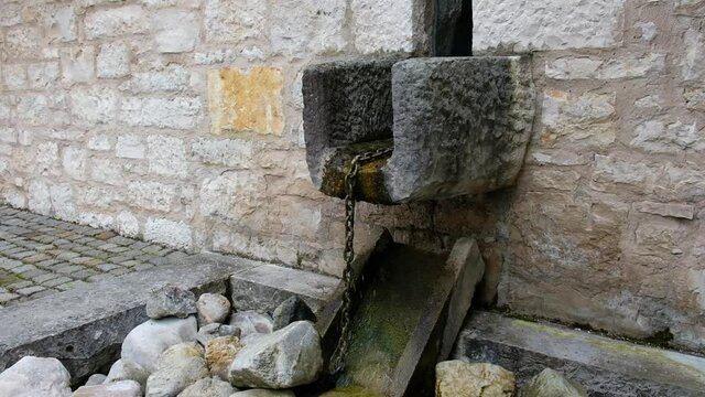 Rinnstein Bilder – Durchsuchen 2,146 Archivfotos, Vektorgrafiken und ...