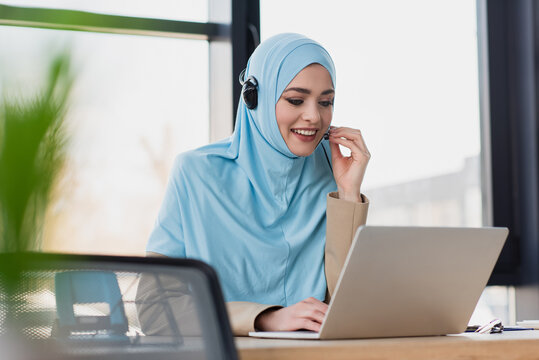 Muslim Call Center Images – Browse 2,385 Stock Photos, Vectors, and ...