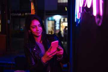 70+ Free neon purple pictures - PikWizard