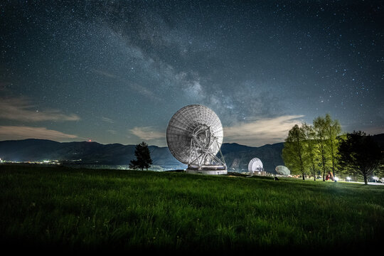 Funkwellen Bilder – Durchsuchen 32,627 Archivfotos, Vektorgrafiken und ...