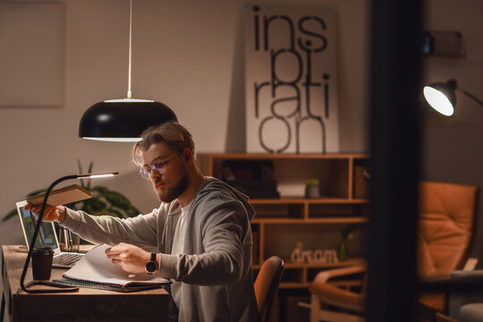 Abendstudium Bilder – Durchsuchen 21,771 Archivfotos, Vektorgrafiken ...